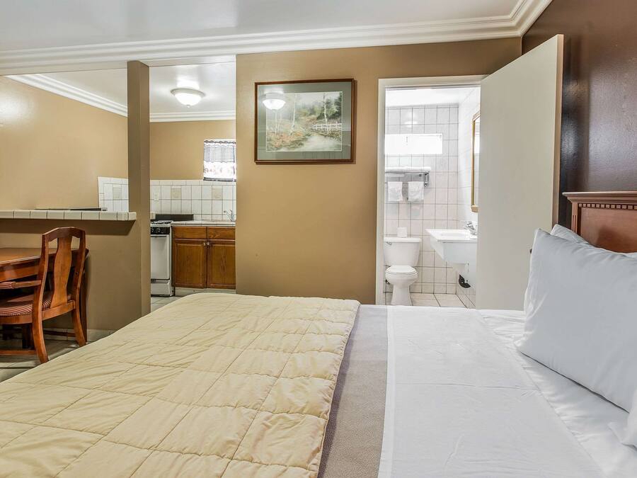 Secretária, ferro/tábua de engomar, berços/camas para crianças grátis