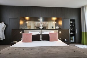 Quarto casal luxo (Plus) | Roupas de cama premium, frigobar, cofres nos quartos