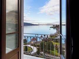 Quarto casal ou duplo, sacada, vista para o lago | Roupas de cama premium, frigobar, cofres nos quartos, escrivaninha