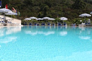 Piscina externa, guarda-sóis, espreguiçadeiras