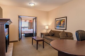 Suíte estúdio superior | Área de estar | TV LCD 32 polegadas com canais a cabo, TV