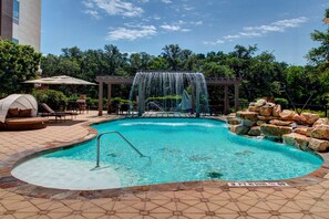 Piscina externa, espreguiçadeiras