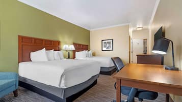 Quarto standard, 2 camas Queen, acessível, para não fumantes | Ferros/tábuas de passar roupa, Wi-Fi de cortesia, roupa de cama