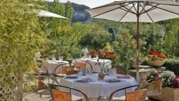 Café da manhã, almoço e jantar; culinária regional