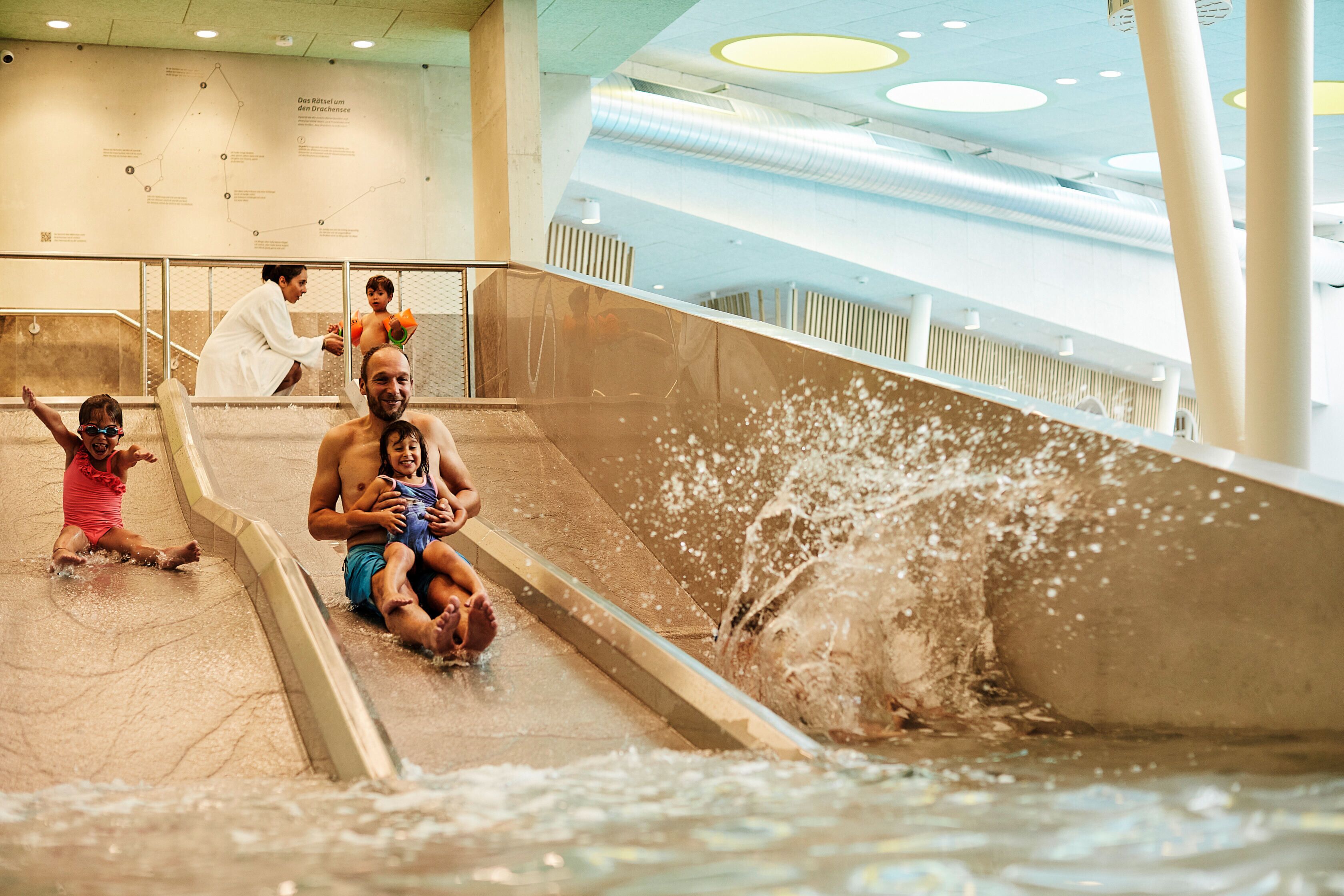 Piscina interna, espreguiçadeiras