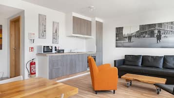 Apartamento Standard, 1 quarto | Kitchenette privada | Um frigorífico, um micro-ondas, uma placa de cozinha