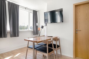 Apartamento standard, 1 quarto | Opções para refeição no quarto
