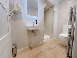 Quarto Duplo Deluxe | Casa de banho | Um secador de cabelo, toalhas fornecidas, champô, papel higiénico 