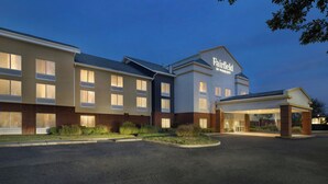Um hotel Fairfield by Marriott com fachada moderna, várias janelas e uma entrada bem iluminada.
