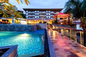 2 piscinas exteriores, espreguiçadeiras 