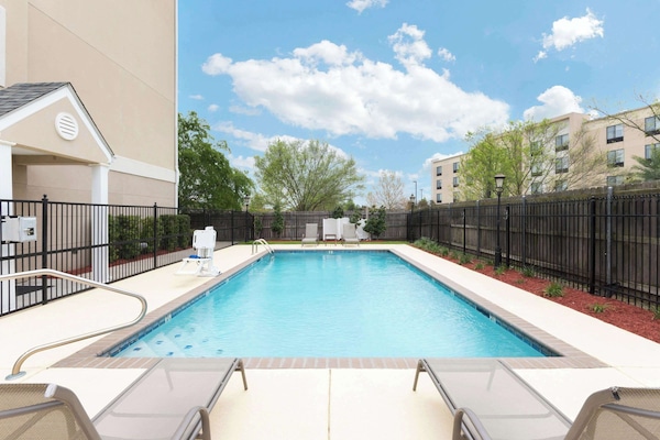 Piscina exterior sazonal, da(s) 12:00 à(s) 20:00, espreguiçadeiras