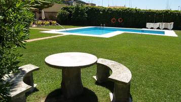 2 piscinas externas, funciona das 8h às 20h, guarda-sóis