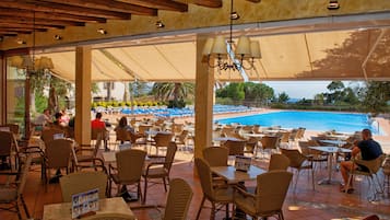 Bar junto à piscina