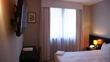 Minibar, cofre no quarto, secretária, quartos insonorizados