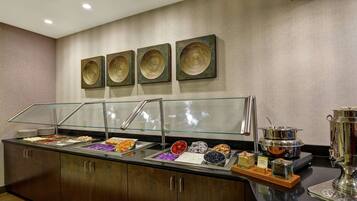 Pequeno-almoço tipo buffet diário (18.00 USD por pessoa)