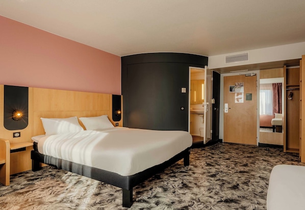 Quarto Triplo Standard | Secretária, cortinas/cortinados opacos, quartos insonorizados 