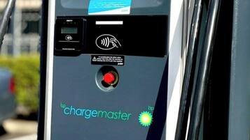 Uma estação de carregamento alimentada por energia solar com a marca "polar", exibindo um visor digital, um ícone de carregamento e um botão vermelho.
