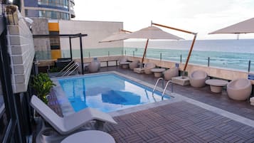 Piscina exterior, guarda-sóis, espreguiçadeiras