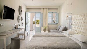 Quarto moderno com uma cama grande, uma escrivaninha e uma televisão.