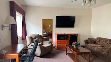 Suite, 1 cama king-size, frigorífico | Secretária, cortinas/cortinados opacos, ferro/tábua de engomar