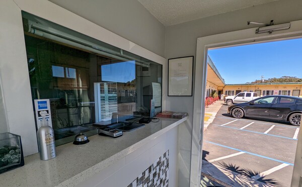 Deluxe Inn - Pacifica, CA