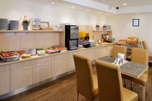 Café da manhã com buffet todos os dias mediante uma taxa
