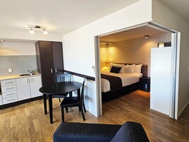 Um espaço compacto com cozinha compacta, área de refeições e quarto.