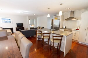 Geladeira grande, micro-ondas, cooktop, lava-louças