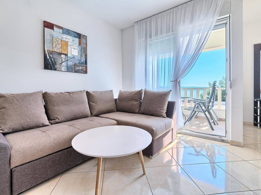 Apartamento família, 2 quartos, no piso térreo | Área de estar | TV LCD