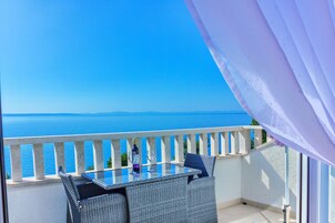 Quarto Clássico, terraço (no kitchen) | Vista para a praia ou o mar