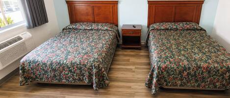 Quarto, 2 camas queen-size, não fumadores | Secretária, ferro/tábua de engomar, Wi-fi grátis, despertadores