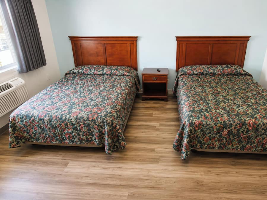 Quarto, 2 camas Queen, para não fumantes | Escrivaninha, ferros/tábuas de passar roupa, Wi-Fi de cortesia