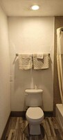 Quarto, 2 camas queen-size, não fumadores | Casa de banho | Artigos de higiene pessoal grátis, toalhas fornecidas
