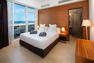 Suíte júnior, 1 cama King, banheira de hidromassagem, vista para o mar | 1 quarto, roupas de cama premium, frigobar, cofres nos quartos