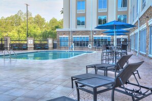 Piscina externa, funciona das 10h às 19h, guarda-sóis, espreguiçadeiras