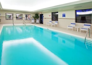 Piscina interior, espreguiçadeiras 
