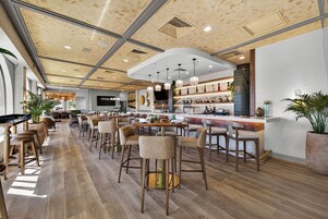 3 restaurantes: servem pequenos-almoços, almoços, jantares e brunches
