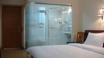 Frigobar, cofres nos quartos, ferros/tábuas de passar roupa