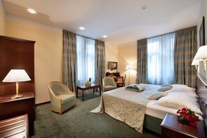 Roupas de cama antialérgicas, frigobar, cofres nos quartos, escrivaninha