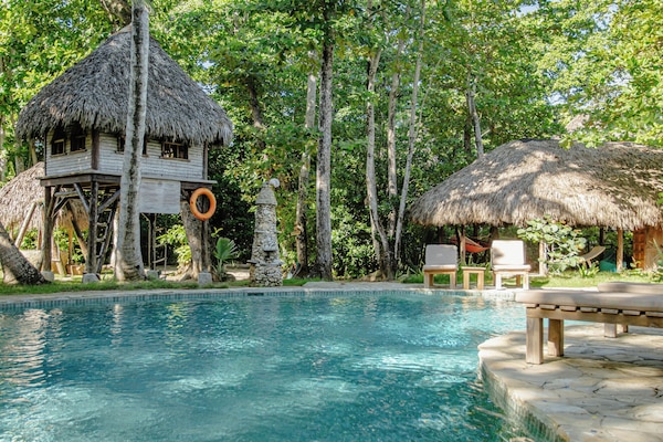 Piscina externa, espreguiçadeiras