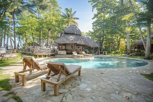 Piscina exterior, espreguiçadeiras 