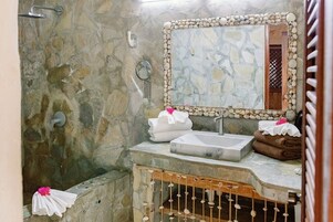 Quarto Básico, 1 cama king-size | Casa de banho | Um polibã, artigos de higiene pessoal grátis, um secador de cabelo 