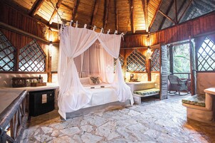 Quarto Básico, 1 cama king-size | Roupa de alta qualidade, minibar, cofre no quarto 