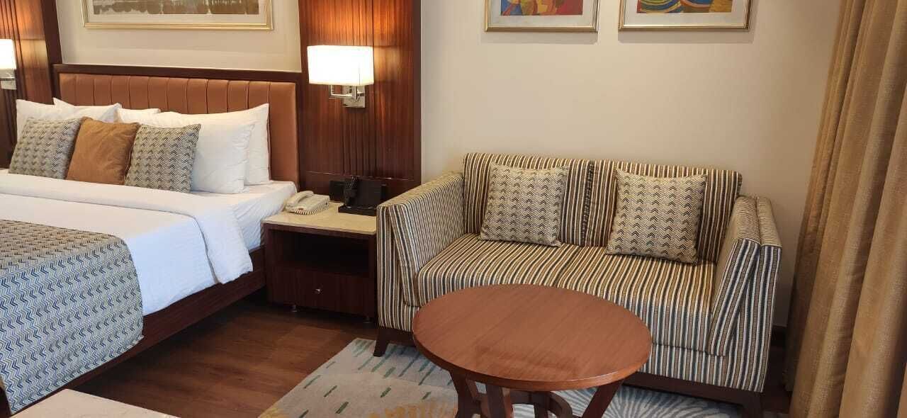 Roupa de alta qualidade, minibar, cofre no quarto, secretária 