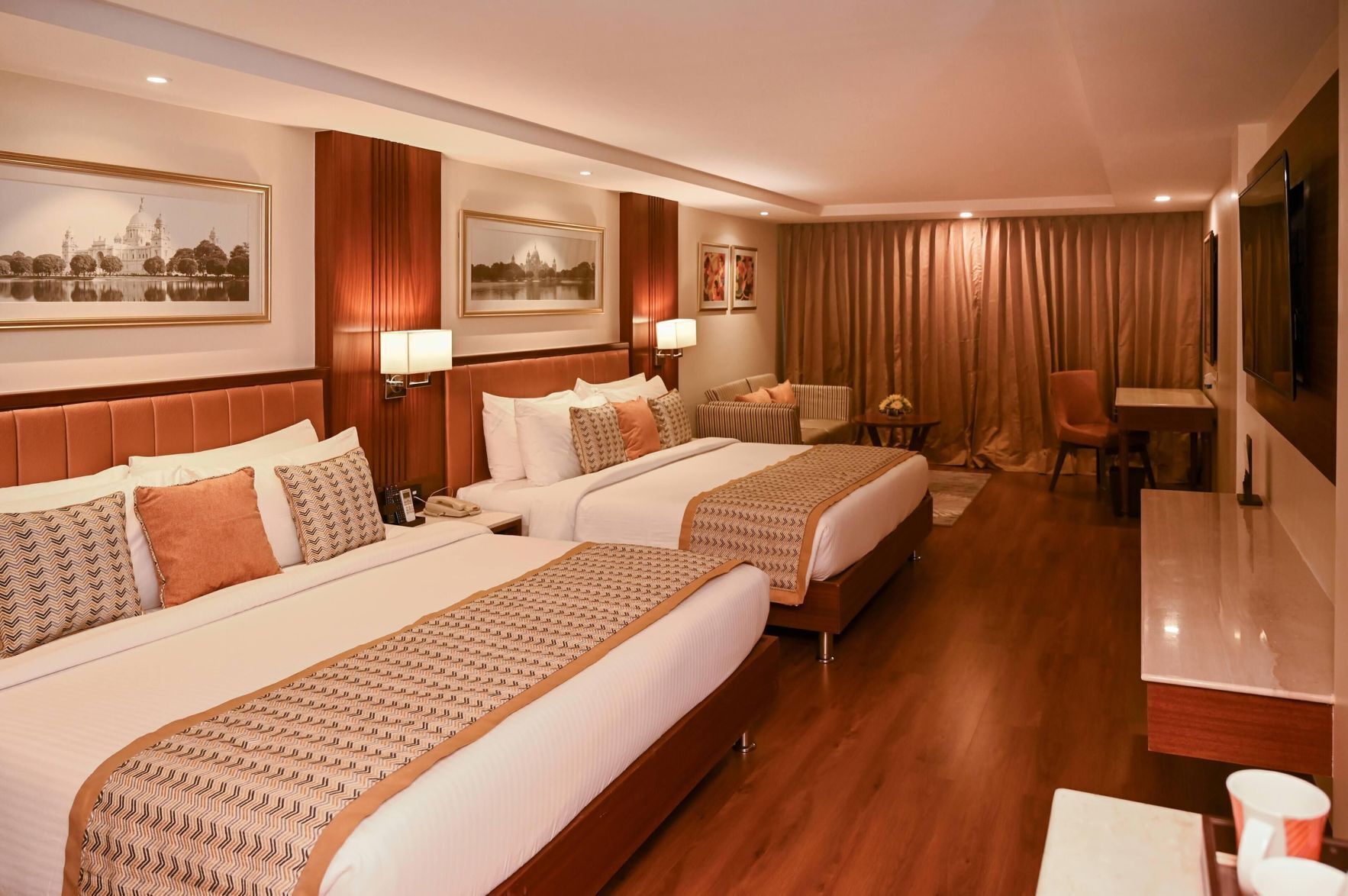 Roupa de alta qualidade, minibar, cofre no quarto, secretária 