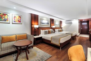 Suite Familiar (Family Suite Room) | Roupa de alta qualidade, minibar, cofre no quarto, secretária 