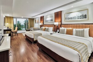 Suíte família (Family Suite Room) | Roupas de cama premium, frigobar, cofres nos quartos, escrivaninha