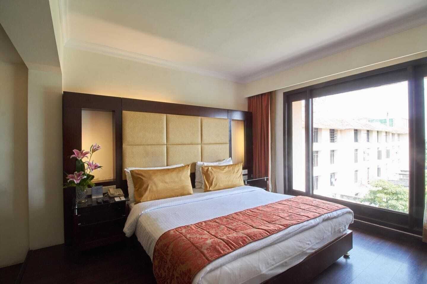Roupa de alta qualidade, minibar, cofre no quarto, secretária 