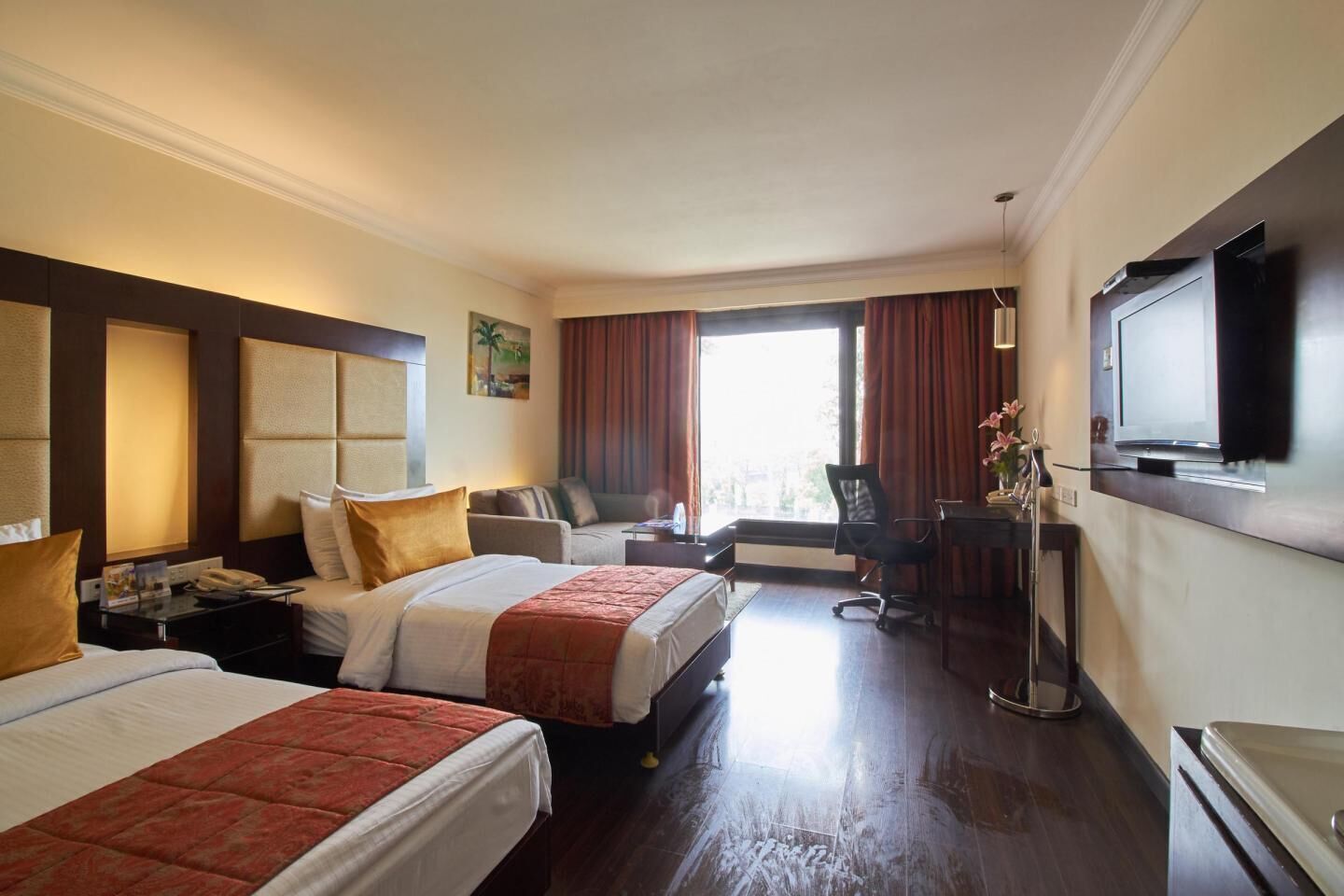 Roupa de alta qualidade, minibar, cofre no quarto, secretária 
