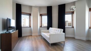 1 quarto, frigobar, cofres nos quartos, escrivaninha